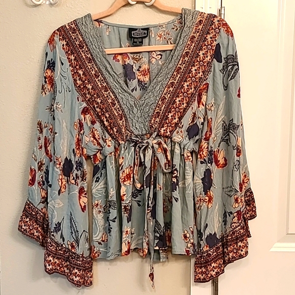 Angie | Tops | Angie Size Small Boho Bell Butterfly Sleeve Floral Top ...